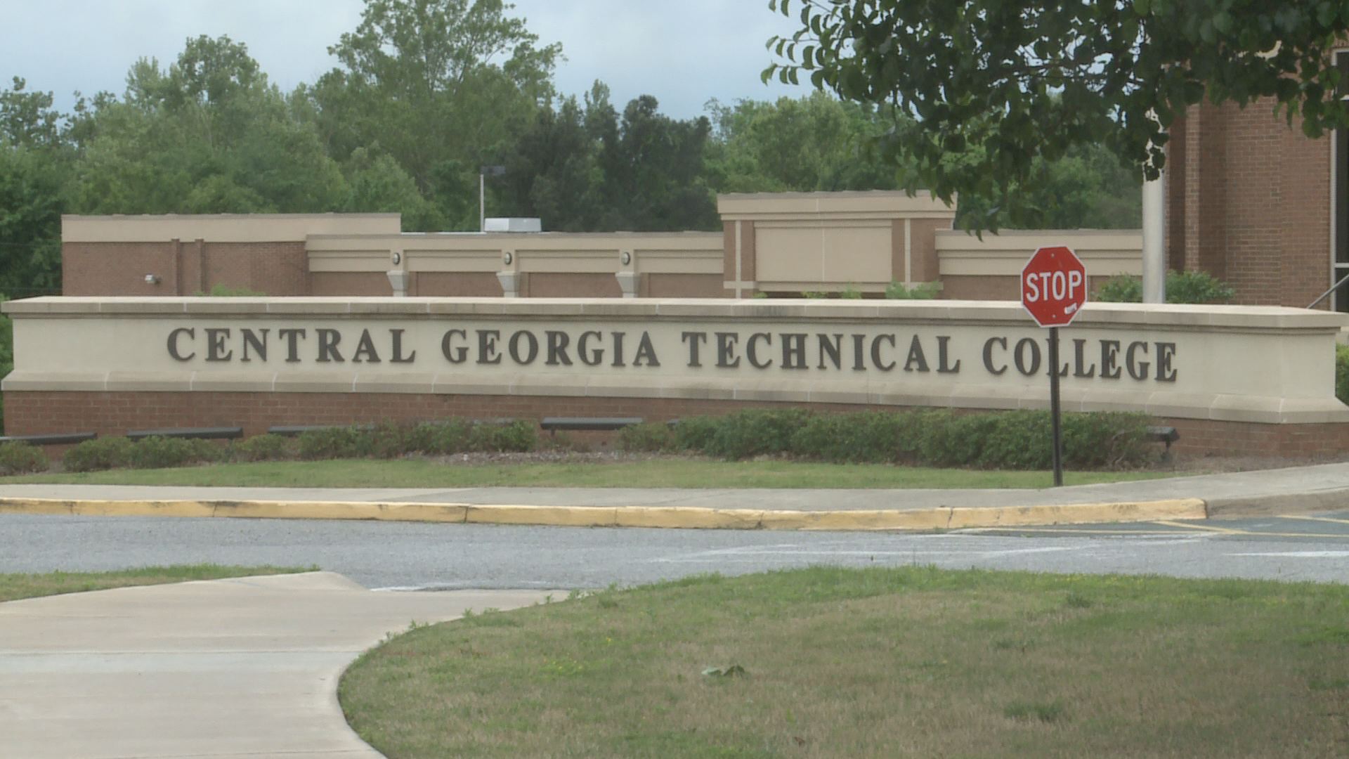 Gov. Deal expands aid to technical-college students | 13wmaz.com