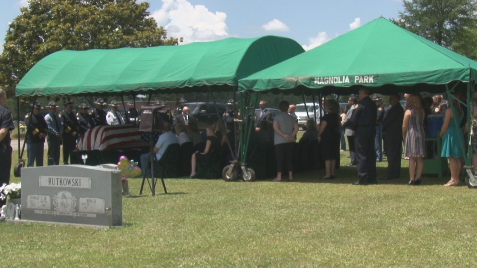 Retired police officer honored at funeral | 13wmaz.com