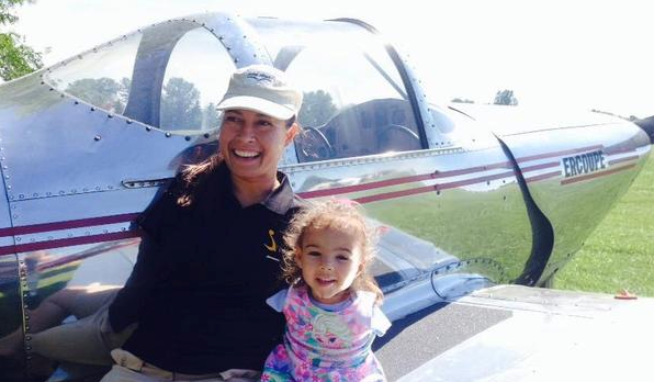 Toddler born without arms hugs first-ever armless pilot in viral photo ...