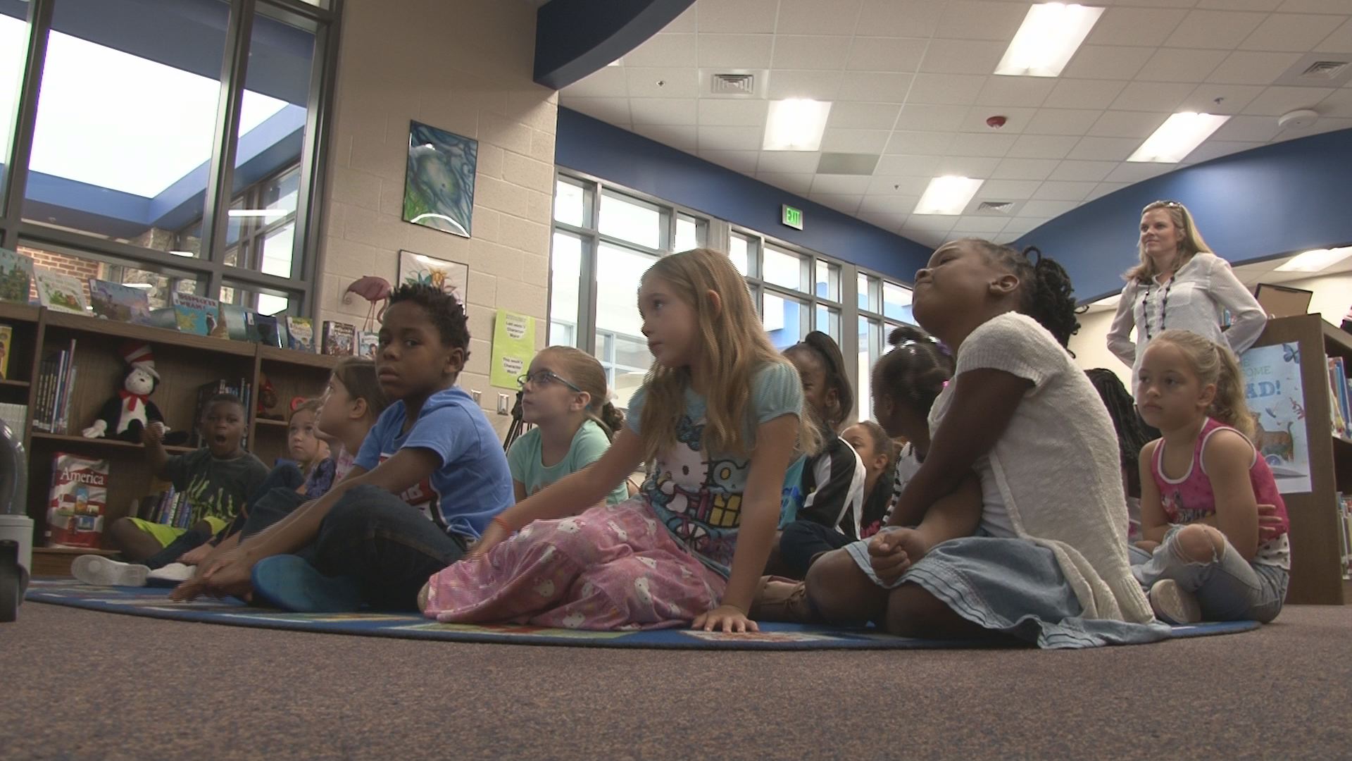 13WMAZ gives tips to school's newscast | 13wmaz.com